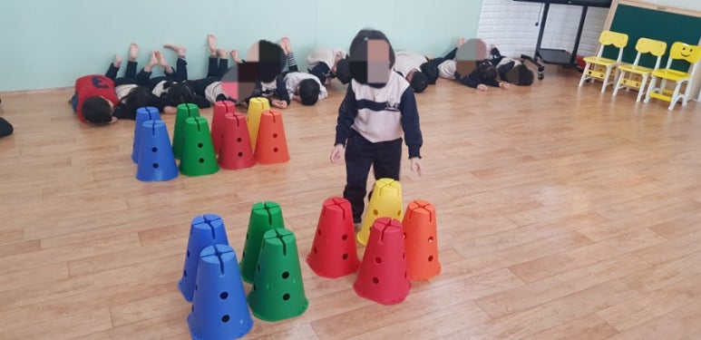 아이쿠선생님과 함께 하는 신나는 유아체육시간 아이쿠선생님 아이소파 콘놀이 촉감놀이 표현활동 징검다리 장애물피해건너기 네이버 블로그